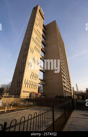 Balfron Tower 26-storey residential building in Poplar, Tower Hamlets ...