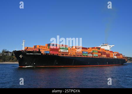 Containership COLOMBIA EXPRESS outbound from Hamburg Stock Photo - Alamy