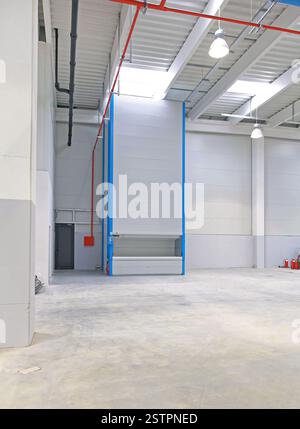 Automated carousel storage in distribution warehouse Stock Photo - Alamy