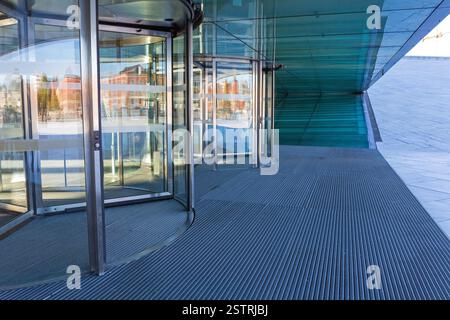 Automatic Revolving Entrance Stock Photo - Alamy