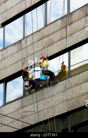 Window cleaners use tower to clean the windows of a skyscraper in New ...