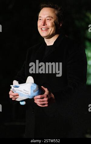 Elon Musk arrives on Air Force One at Philadelphia International ...