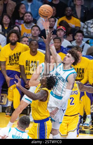 Los Angeles Lakers' Dorian Finney-Smith tries to get past Milwaukee ...