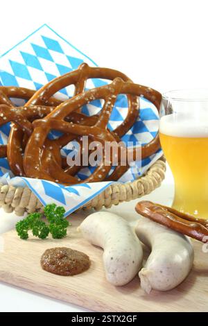 Weisswurst mit süssem Senf und Brezeln Stock Photo - Alamy