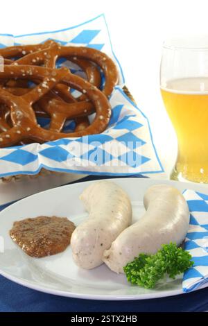 Weisswurst mit süssem Senf und Brezeln Stock Photo - Alamy