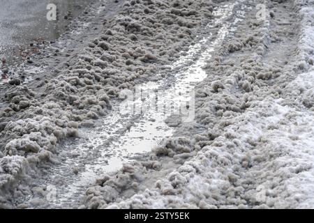 Schnee und Matsch, Straße in Berlin, Deutschland *** Snow and slush ...