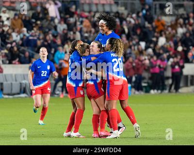 United States forward Ally Sentnor, center, scores a goal against Japan ...