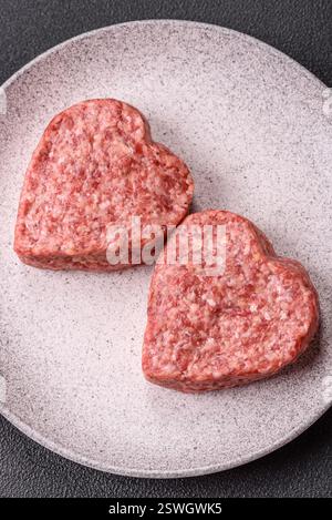 Heart-shaped raw minced meat Stock Photo - Alamy
