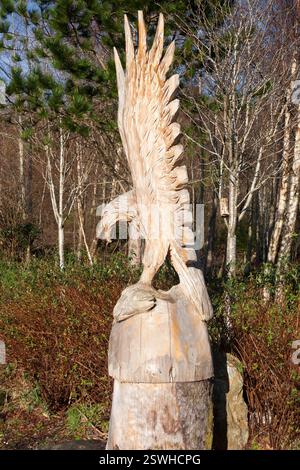 Wood carving of a Golden Eagle at Luss, Scotland Stock Photo - Alamy