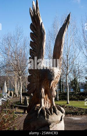 Wood carving of a Golden Eagle at Luss, Scotland Stock Photo - Alamy