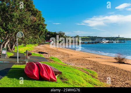 Morning view of Paihia Beach in the Bay of Islands, New Zealand Stock ...