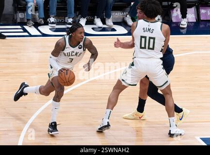 Milwaukee Bucks' Kevin Porter Jr., works to the basket during an NBA ...