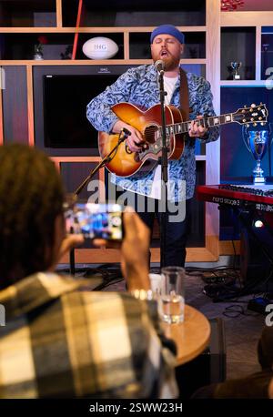 EDITORIAL USE ONLY English singer, Pixie Lott and Scottish singer, Tom ...