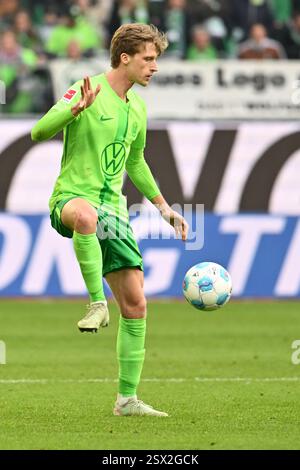 VfL Wolfsburg's Andreas Skov Olsen, center, celebrates with teammates ...