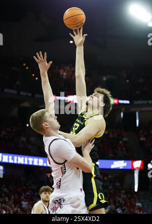 Oregon center Nate Bittle (32) goes to the basket against Washington ...