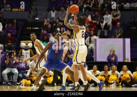 Florida center Rueben Chinyelu (9) shoots during the first half in the ...