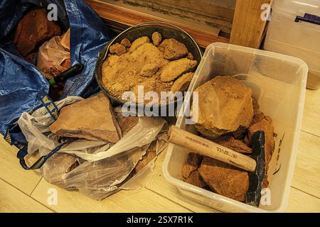 Production of watercolour paints from sandstone, Madrasat Ad Deera ...