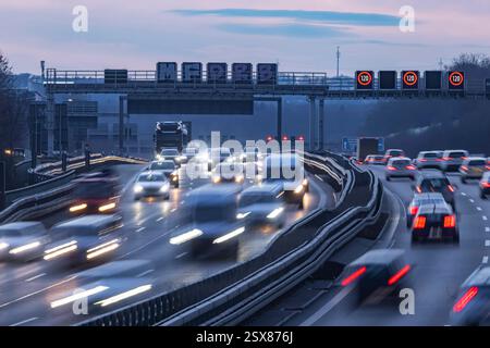 Dichter Verkehr am Abend auf der Autobahn A8 bei Stuttgart. Bosch ...