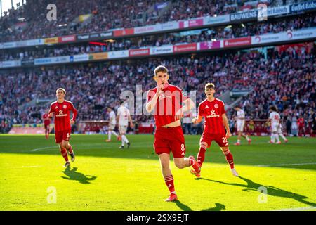 Isak Bergmann Johannesson (1. FC Koeln, #18) und Mario Pasalic (Atalanta BC, #8) GER, 1. FC ...