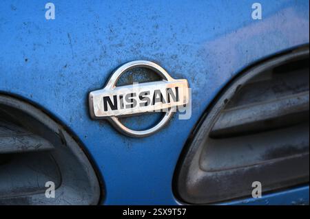 Logo, Schriftzug des japanischen Automobilhersteller NISSAN auf einem ...