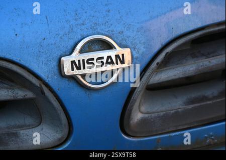 Logo, Schriftzug des japanischen Automobilhersteller NISSAN auf einem ...