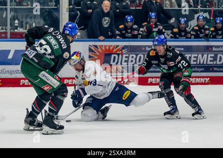 Maximilian Kastner (EHC Red Bull Munich, #93) misses against Niklas ...