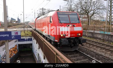 Eisenbahnverkehr in Recklinghausen Regionalexpress Zug der Deutschen ...