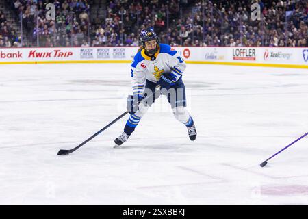 Toronto Sceptres' Jesse Compher (18) collides with Minnesota Frost ...