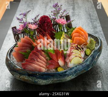 authentic japanese sashimi platter ，fresh sashimi set on ice, Japanese ...