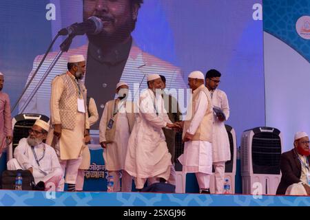 Jamaat-e-Islami leader Narul Islam Bulbul waves greetings to the crowd ...