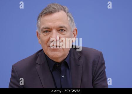 Jan van Aken, Spitzenkandidat und Parteivorsitzender Die Linke, Ines ...