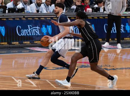 Brooklyn Nets center Day'Ron Sharpe (20) guards Phoenix Suns guard ...