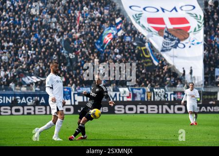 Maxence Caqueret of Como 1907 competes for the ball with Manuel ...