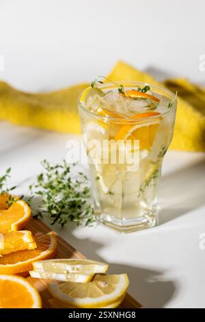 Green tea with citrus in drinking mason jar with ice Stock Photo - Alamy