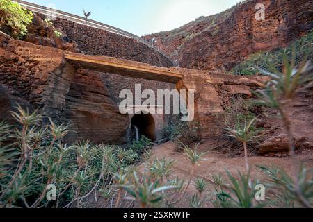 Abandoned old bridge in the desert Stock Photo - Alamy