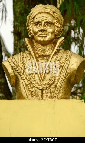 Golden bust in Veracruz Park, Xico Mexico Stock Photo - Alamy