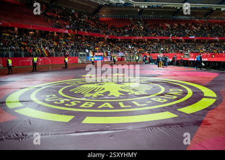 Symbolbild/Themenfoto DFB Logo/Wappen in den Farben des neuen Adidas ...