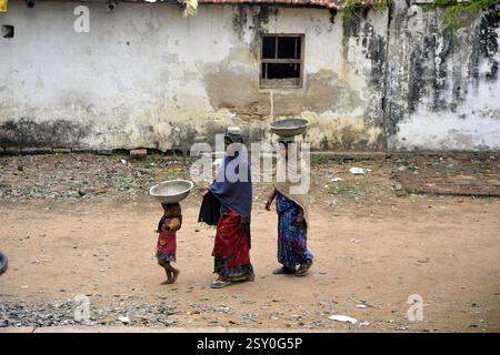 Rural working women and child Madhya Pradesh India Asia Stock Photo - Alamy