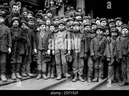Breaker boys working in Ewen Breaker of Pennsylvania Coal Co. Location ...