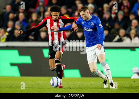 Jake O'Brien of Everton and Kevin Schade of Brentford in action ...