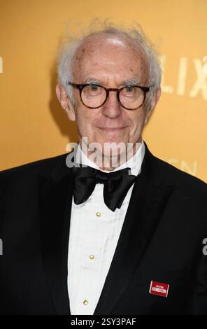 Jonathan Pryce attends the 31st Annual Screen Actors Guild Awards at ...