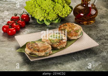 Roasted tuna medallion with broccoli cabbage Stock Photo - Alamy