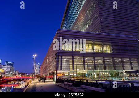 Exterior of the Munch Museum (Munchmuseet / Munch) at dusk in winter ...