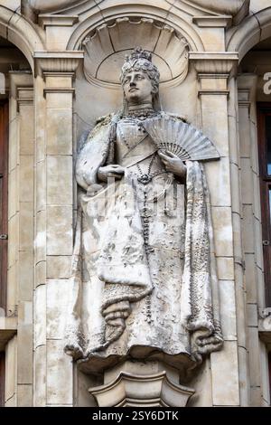 Statue of Queen Alexandra, museum in London Stock Photo - Alamy