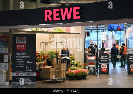 REWE Supermarkt, Filiale,Lebensmittel,Eingang, Firmenlogo,Emblem ...