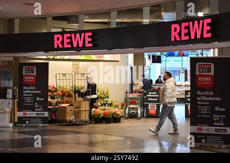 REWE Supermarkt, Filiale,Lebensmittel,Eingang, Firmenlogo,Emblem ...