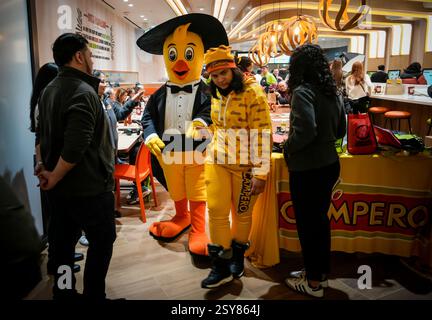 Grand opening of the Guatemalan fried chicken chain, Pollo Campero in ...