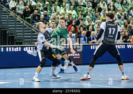Peter Walz (ThSV Eisenach, #14) in a duel with Marek Nissen (HC Erlangen, #06). HC Erlangen vs ...