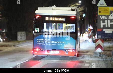 Ein E-Bus der Hamburger Hochbahn AG fährt eine Straße entlang. Barmbek ...