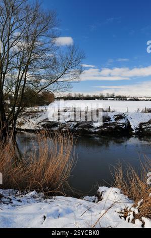 Snow beside the river Avon on the outskirts of Chippenham, Wiltshire ...